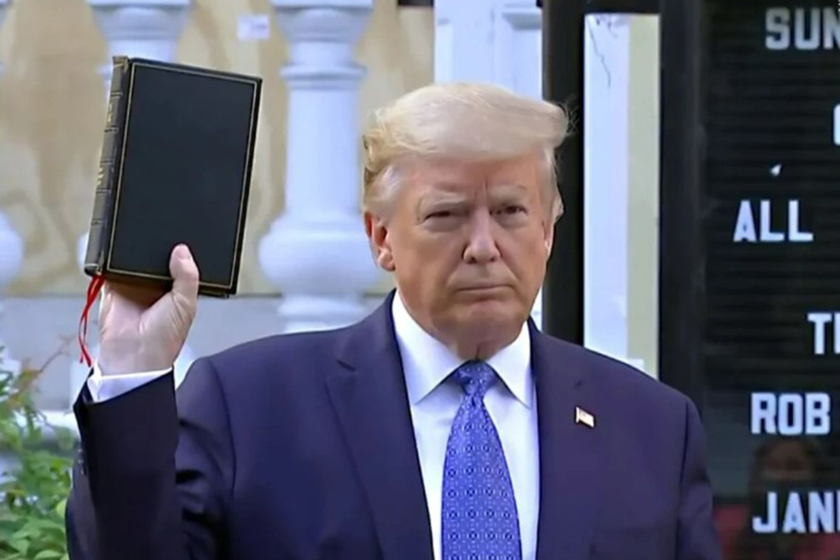 재판과 유세 때문에 돈 없는 트럼프, 성경책을 이 가격에 팔기 시작했다